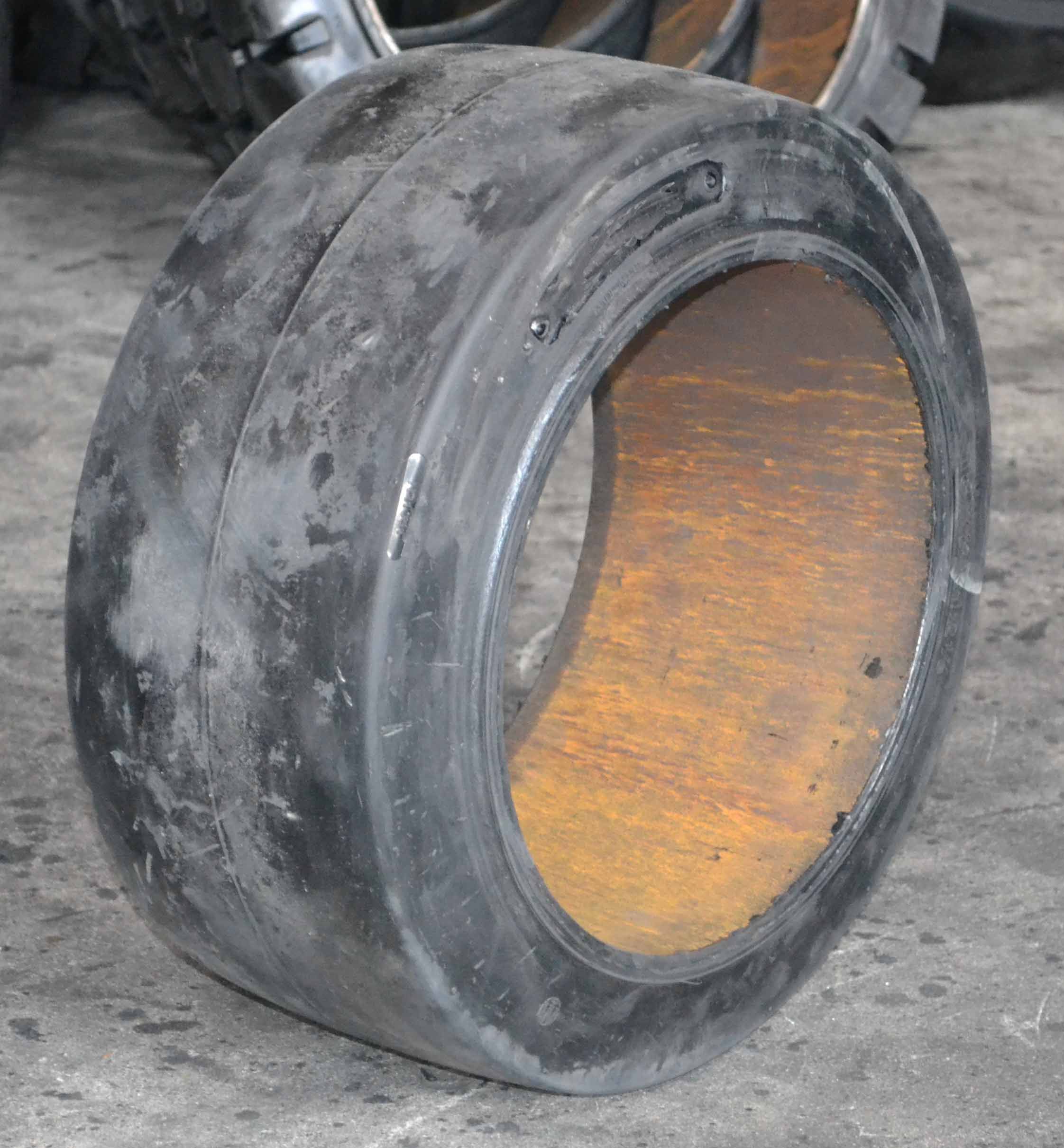 21X8X15 Press on Solid Tyre, Forklift Cushion Tyre 21X8X15 - IBUYautoparts.com